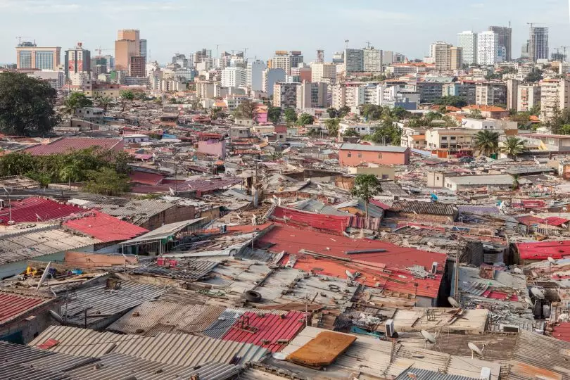 Die Linie, die die Hütten der armen Viertel von der reichen Gegend von Luanda trennt