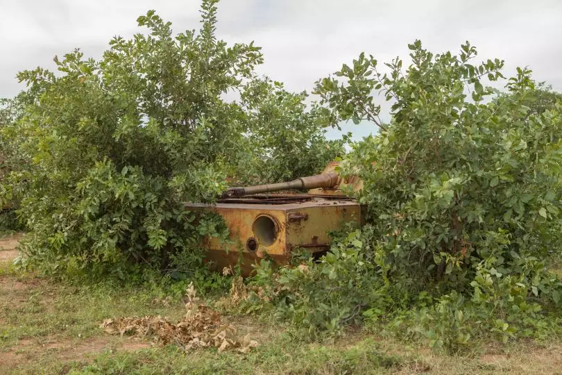 Cimetière de chars, rouillés depuis 1975, qui ont été abandonnés en route vers Luanda pour la proclamation de l'indépendance du Portugal