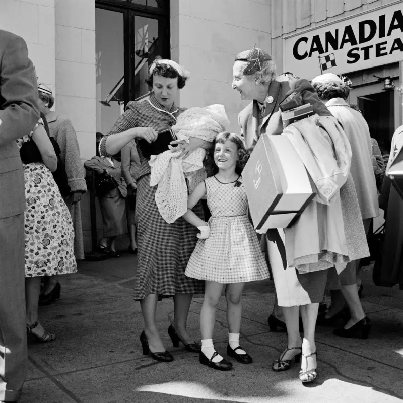 Razstava Vivian Maier praznuje poklon modnega oblikovalca legendarnemu fotografu