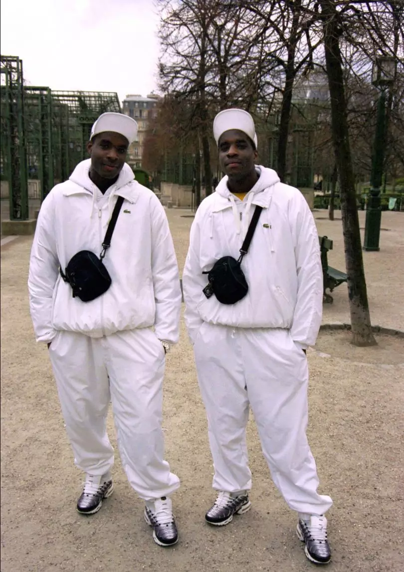 U-Mohamed Bourouissa NOUS SOMMES HALLES, 2002-2003 Ngentsebenziswano no-Anoushkashoot © Mohamed Bourouissa, Kamel Mennour, Paris & London kunye neBlum & Poe, eLos Angeles