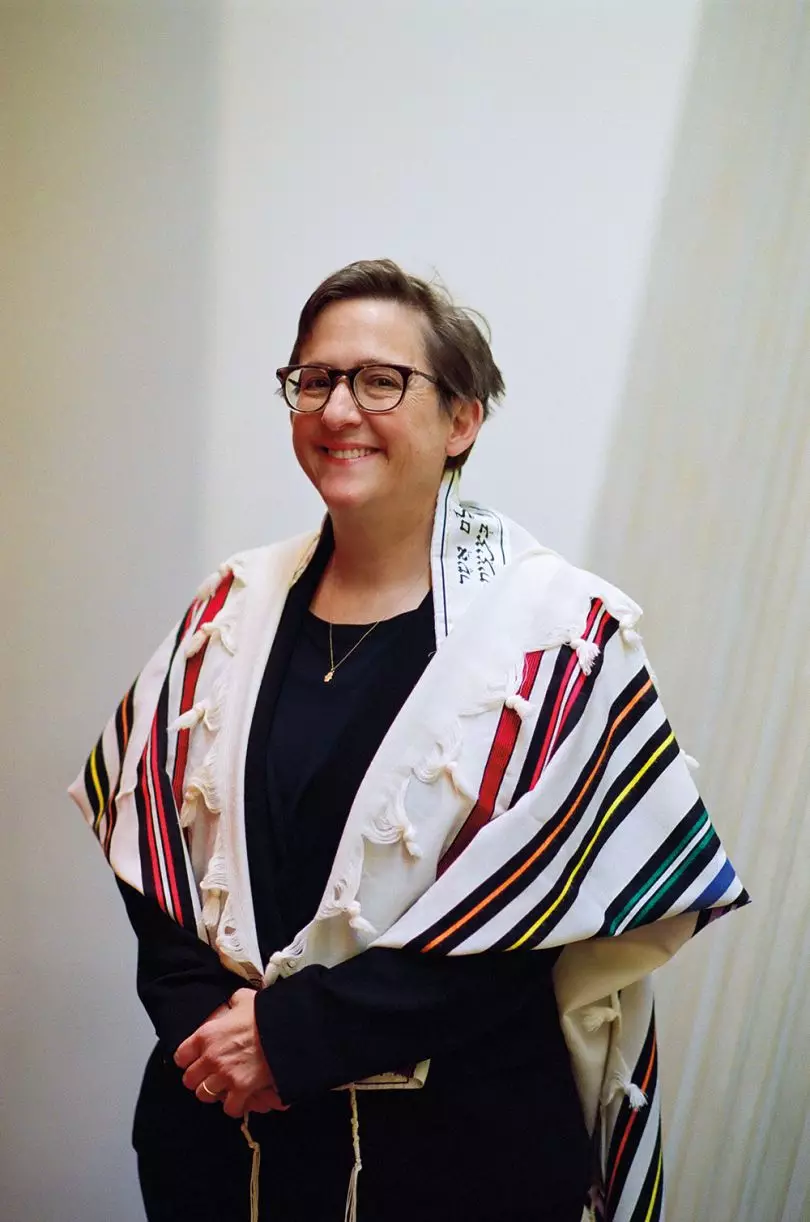 Rabbi Sharon, Kleinbaum អ្នកដឹកនាំខាងវិញ្ញាណនៃក្រុមជំនុំ Beit Simchat Torah ក្នុងទីក្រុងញូវយ៉ក © Delphine Diallo