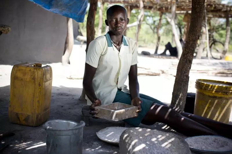 Ata na pueina e Kate Holt o loo faaalia ai teine totoa o Sudan i Saute a o latou tauivi e ola