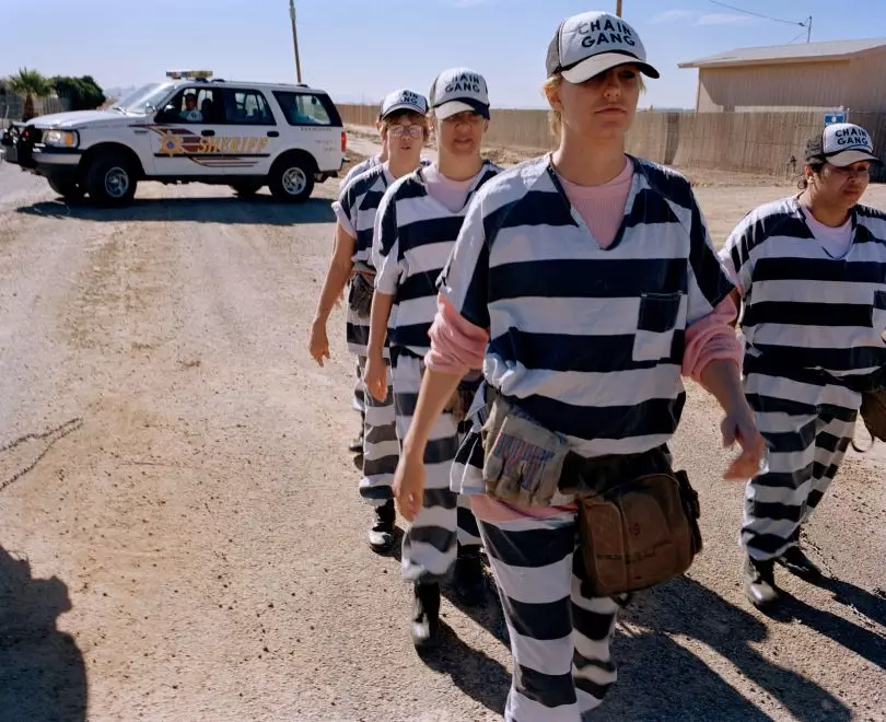 Weibliche Häftlinge marschieren zur Arbeit in der Nähe von Phoenix, Arizona