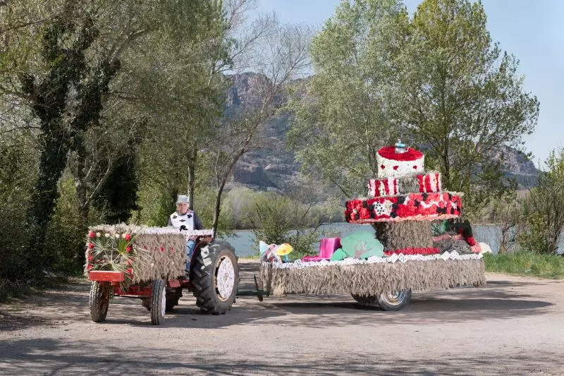 Fotografias de François Ollivier dos preparativos por trás de um desfile floral anual na Provence