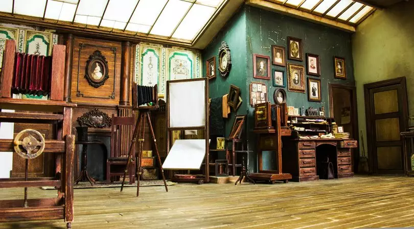 El artista replica minuciosamente un estudio de fotografía de la década de 1900 en miniatura 9225_1