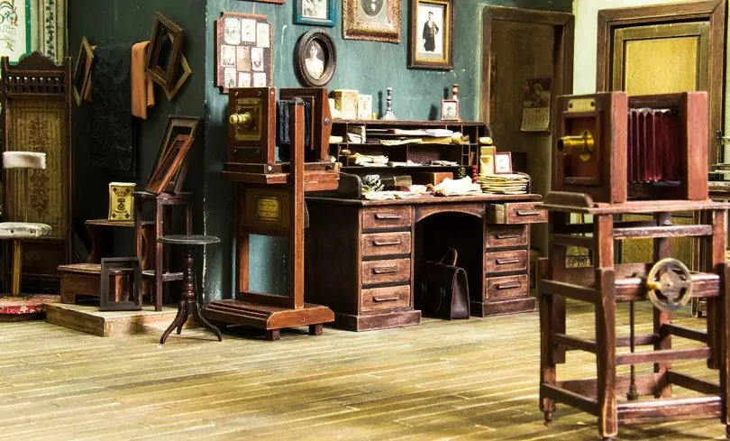 El artista replica minuciosamente un estudio de fotografía de la década de 1900 en miniatura 9225_2