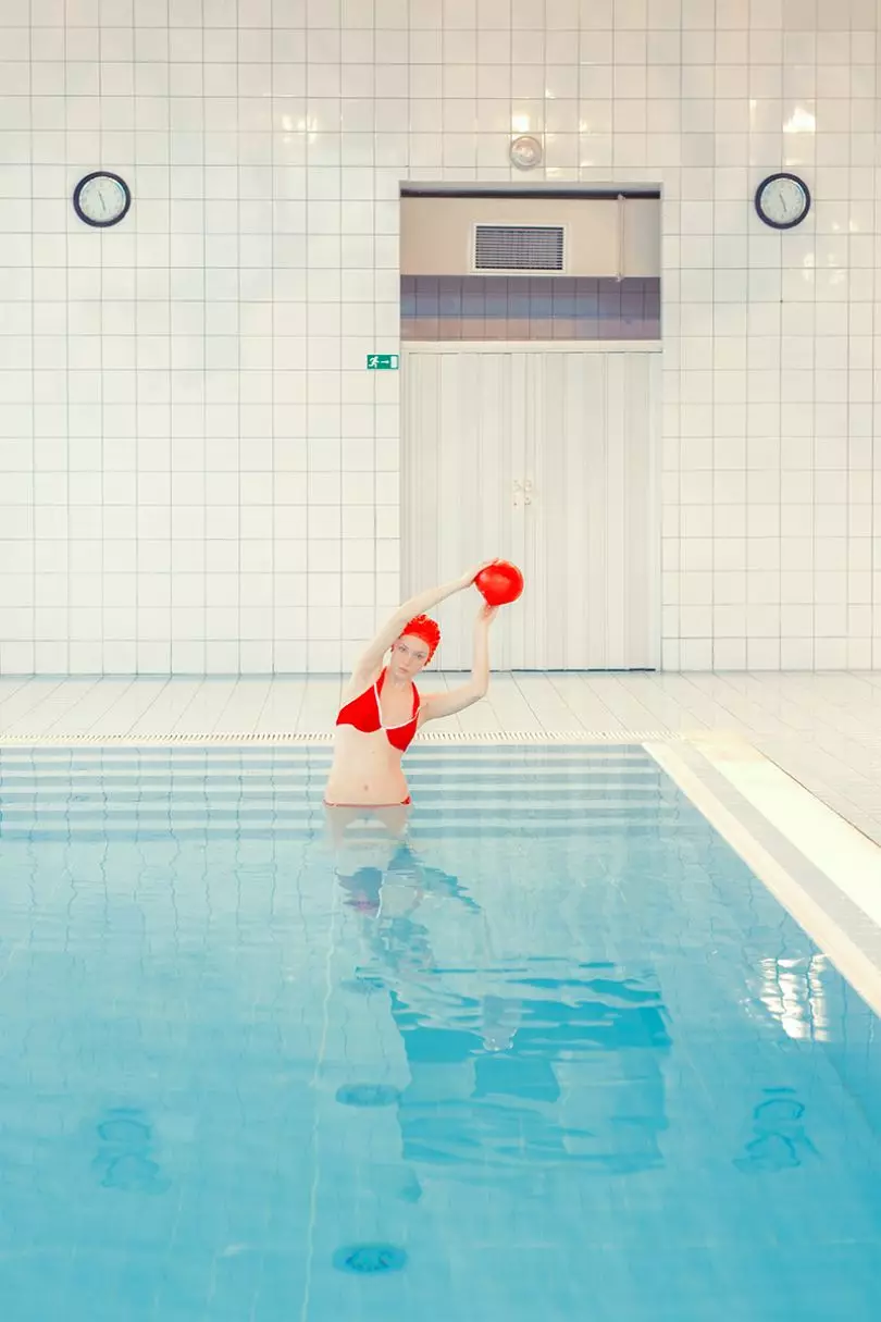 La curieuse immobilité de la piscine : une nouvelle œuvre séduisante de Mária Švarbová 9257_3