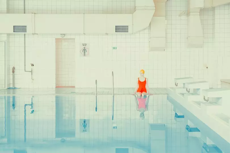 La curieuse immobilité de la piscine : une nouvelle œuvre séduisante de Mária Švarbová 9257_6