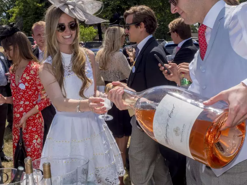 Milžiniškas butelis rožinio vyno išpilamas svečiui iškyloje Royal Enclosure's Car Park One per Ladies Day Royal Ascot. 2018 m. birželis © Peter Dench