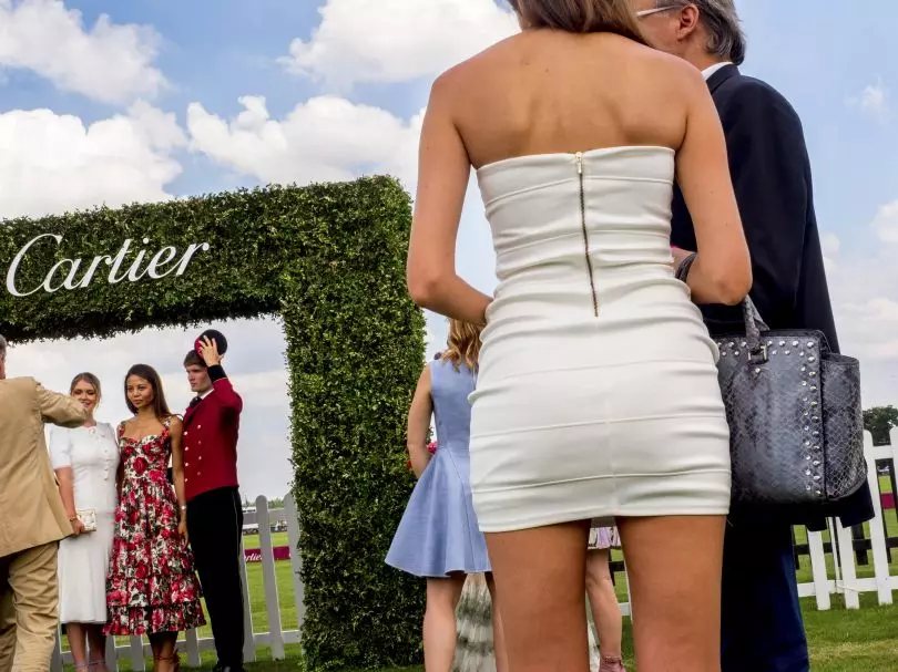 VIP-gasten socialisearje en yn 'e Cartier-marquee by de Queen's Cup Finale spile yn' e Guards Polo Club, Windsor Great Park. juny 2017 © Peter Dench