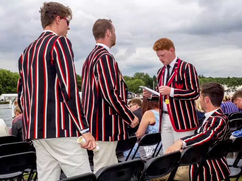 Įgula, vilkinti savo klubo spalvas Henley Royal Regatta, irklavimo renginyje, kasmet vykstančiame Temzės upėje. 2017 m. birželis © Peter Dench