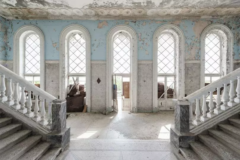 Impresivan ulazni hodnik u bivši sovjetski sanatorij uz rusku rivijeru. Kasnije je preuređena u hotel, ali je ostavljena napuštena nakon abhazijsko-gruzijskog sukoba. Gagra, Abhazija. © Reginald Van de Velde