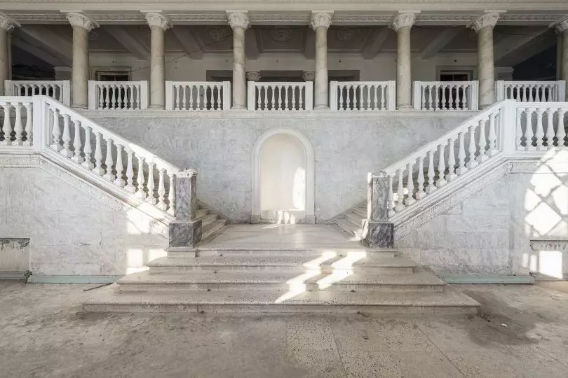 Šajā iespaidīgajā bijušajā padomju sanatorijā Krievijas Rivjērā ir redzamas marmora kāpnes. Vēlāk tā tika pārveidota par viesnīcu, taču tā tika atstāta pamesta kopš Abhāzijas un Gruzijas konflikta. Gagra, Abhāzija. © Reginalds Van de Velde