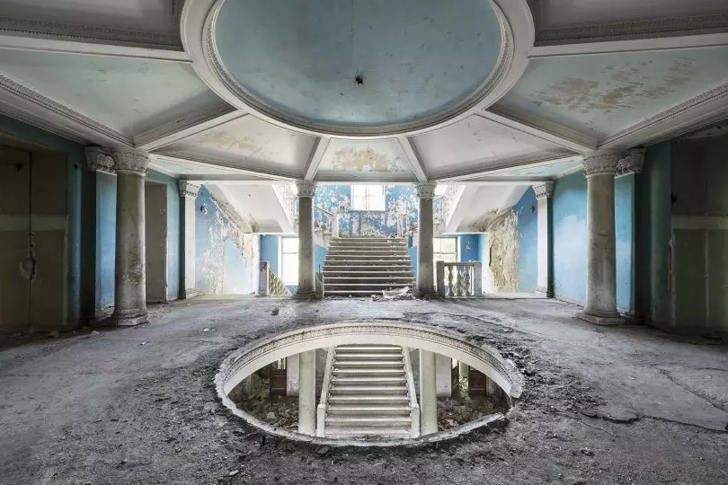 La vue sur le grand hall d'entrée à l'intérieur d'un sanatorium négligé. Ce bâtiment sera réaménagé en hôtel de luxe. Tskaltubo, Géorgie. © Réginald Van de Velde