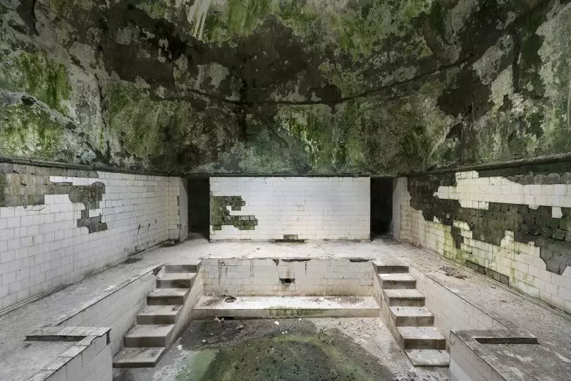 在温泉小镇 Tskaltubo 内可以看到一个废弃的澡堂。水仍然流过这些浴池和下面，导致建筑物更快地恶化。佐治亚州茨卡尔图博。 © 雷金纳德·范德维尔德