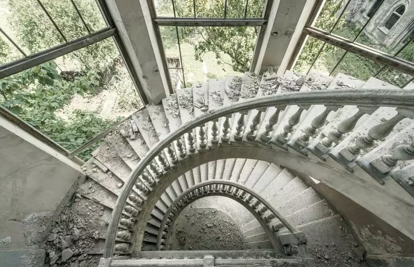Bên trong khu điều dưỡng của Liên Xô cũ này có một cầu thang xoắn ốc đổ nát. Tskaltubo, Georgia. © Reginald Van de Velde