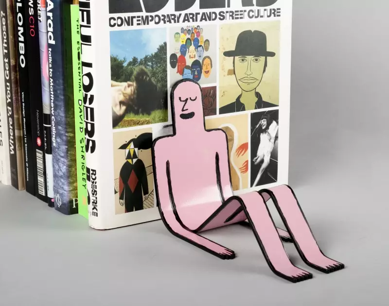 让·朱利安 (Jean Jullien) 的比尔是根据插画家真人大小的雕塑制作的书挡