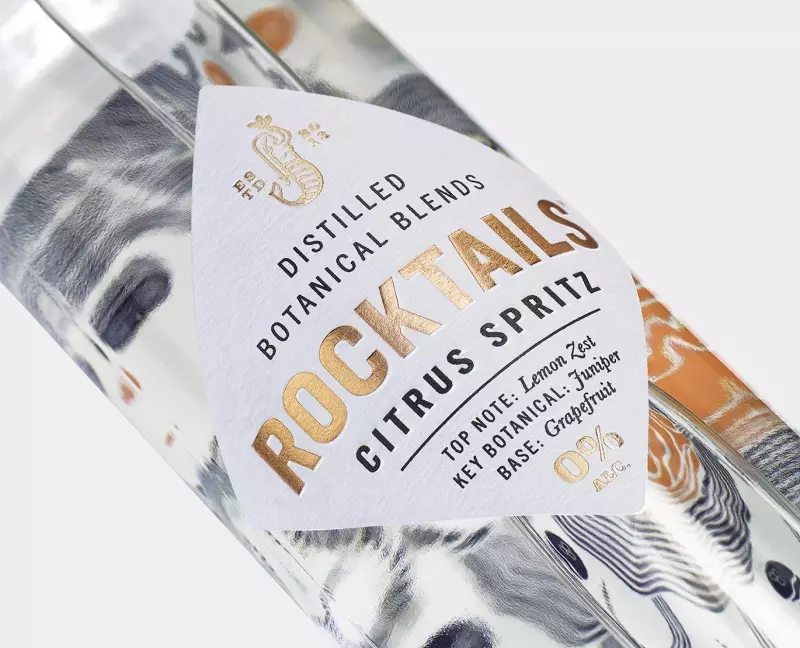 B&B Studio presenta una identidad sofisticada para las mezclas botánicas de Rocktails