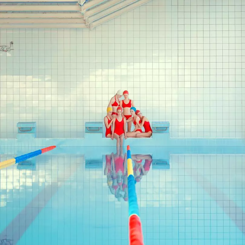 Piscine : les photographies de Maria Svarbova de nageurs de couleur primaire 9373_2