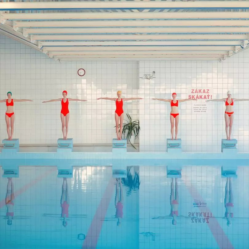 Piscina: fotografías de Maria Svarbova de nadadores de cores primarias 9373_4