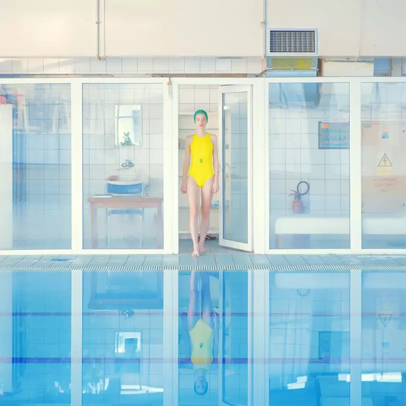 Piscina: fotografías de Maria Svarbova de nadadores de cores primarias 9373_5