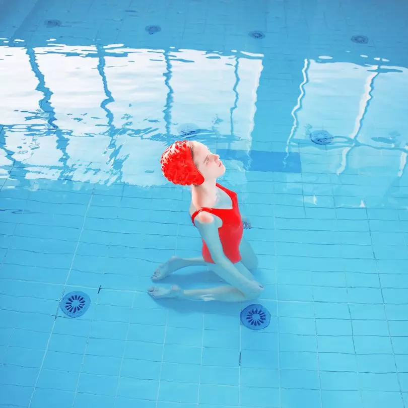 Piscina: fotografías de Maria Svarbova de nadadores de cores primarias 9373_6