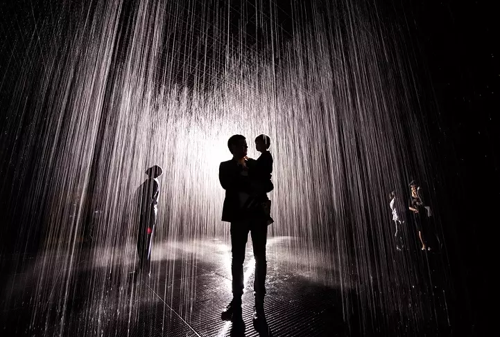 Rain Room: уметничка инсталација што ви овозможува да искусите дожд во затворен простор без да се навлажни