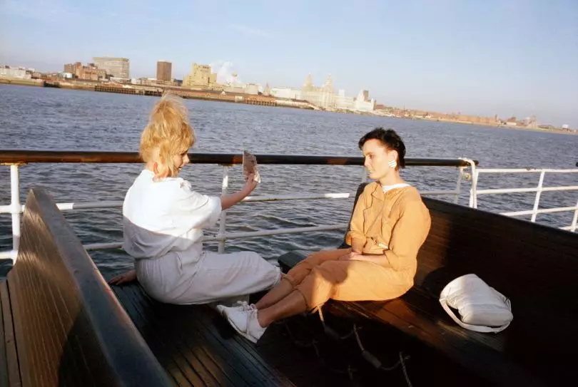 Tom Woods foto's van veerbootpassagiers op de Mersey in de jaren 70 en 80 9435_4