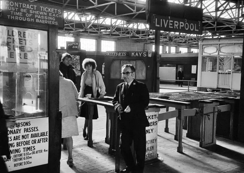 Le fotografie di Tom Wood dei passeggeri dei traghetti sul Mersey negli anni '70 e '80 9435_6