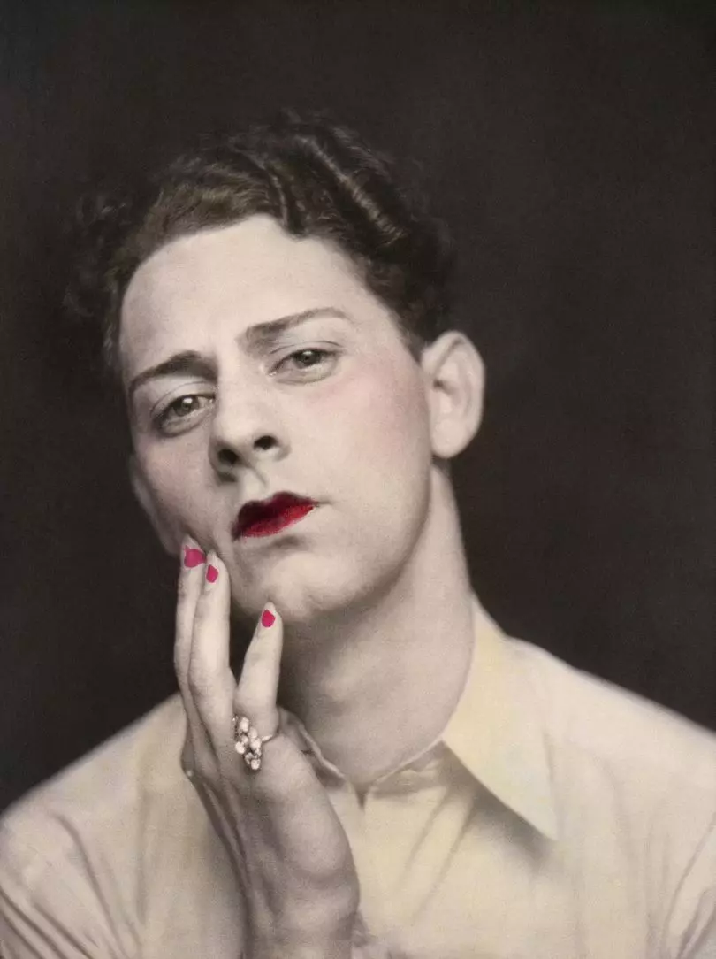 Uomo nel trucco che indossa l'anello. Fotografia da una cabina fotografica, con riflessi di colore. Stati Uniti, 1920 circa. © Collezione Sebastian Lifshitz Per gentile concessione di Sebastian Lifshitz e The Photographers' Gallery