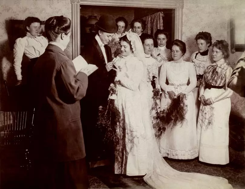 Boda simulada, Estados Unidos, arredor de 1900. © Colección Sebastian Lifshitz Cortesía de Sebastian Lifshitz e The Photographers’ Gallery