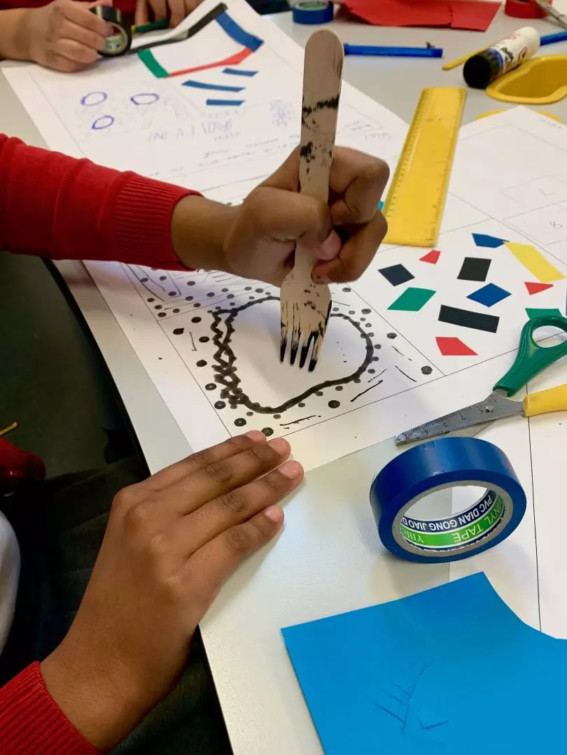 La artista Coco Lom celebra el espíritu comunitario de Hackney en un mural de 30 pies 9450_3