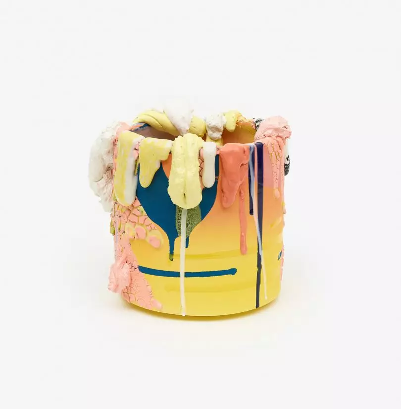 Brian Rochefort, Paint Can #5, 2019. Ceramic, glaze; 9 1/2 x 10 x 10 mukati (24.1 x 25.4 x 25.4 cm). Nekuda kwemuimbi uye South Etna Montauk.