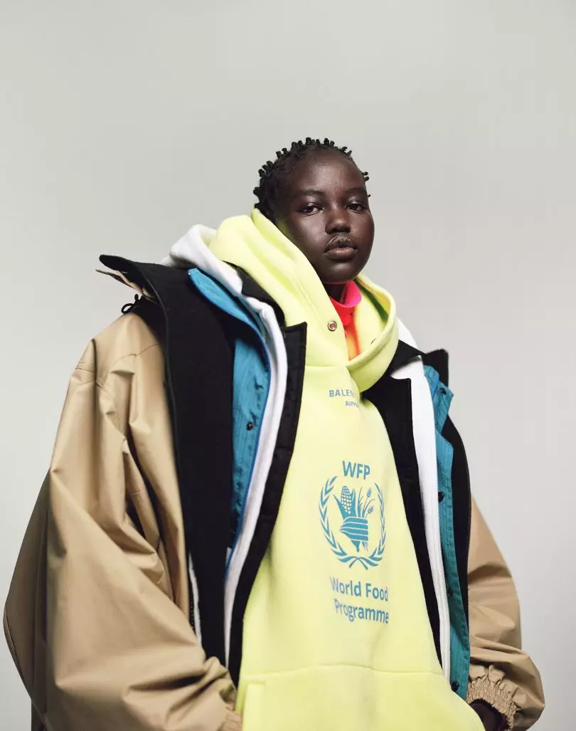 મોડલ Adut Akech i-D ના The Earthwise Issue, Fall 2018 માં Balenciaga પહેરે છે. ફોટોગ્રાફ: કેમ્પબેલ Addy. સ્ટાઇલ: એલિસ્ટર મેકકિમ