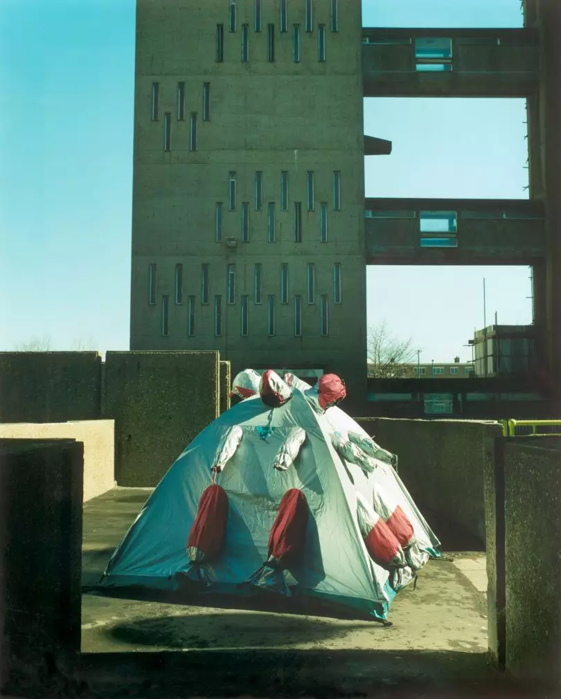 Intervención Refuge Wear, London East End 1998 por Lucy + Jorge Orta. Fotografía de John Akehurst