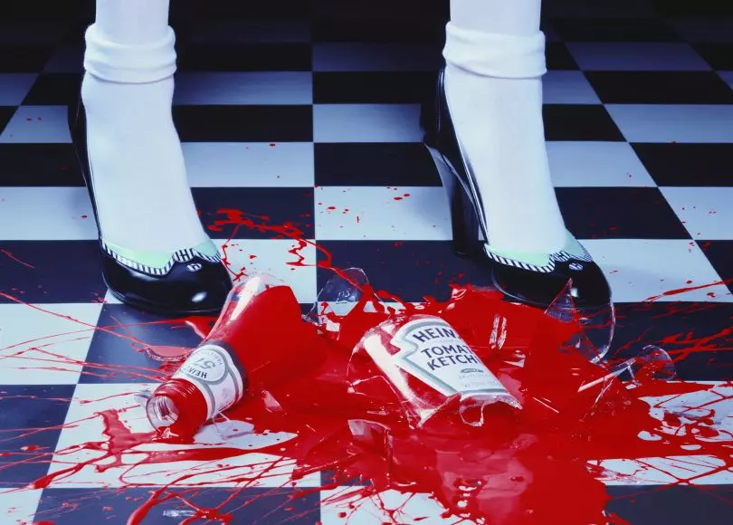 A Drop of Red #2, 2001 © Miles Aldridge mit freundlicher Genehmigung der Huxley-Parlour Gallery