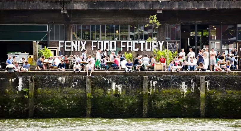 Mensen en la terraza de Fenix Food Factory. Fotografía de Iris van den Broek