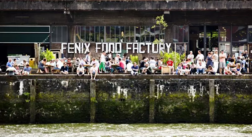 Mensen sa terrace sa Fenix Food Factory. Litrato ni Iris van den Broek