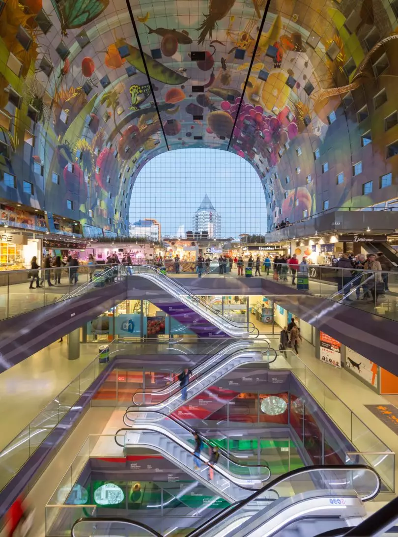 Markthal ။ ဓာတ်ပုံ Ossip van Duivenbode ဓာတ်ပုံဆရာနှင့် Rotterdam Partners တို့၏ စေတနာ။