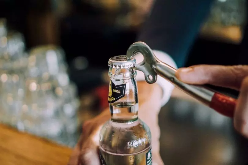SuperHeroes, boğulan Amsterdam bisikletlerini özel şişe açacaklarına dönüştürmek için V2C Gin için akıllı bir kampanya yaratıyor 9483_3