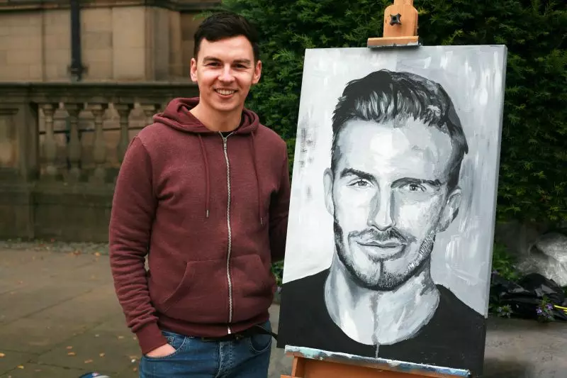 Julkkismuotokuvataiteilija Jamie Wilkinson maalaa David Beckhamin tuntemattomien kanssa