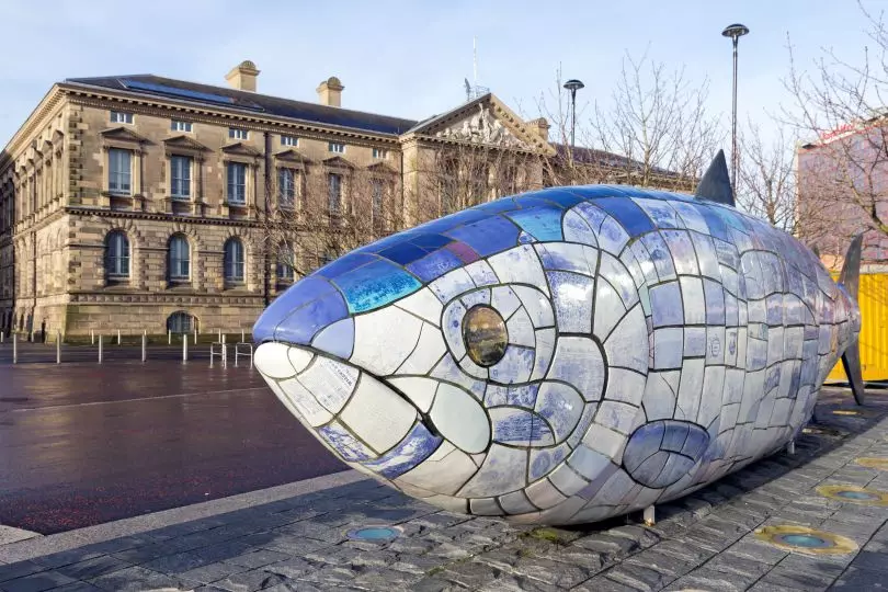 Fotografi av Big Fish i Belfast, med tillatelse fra [Adobe Stock](https://stock.adobe.com/uk)