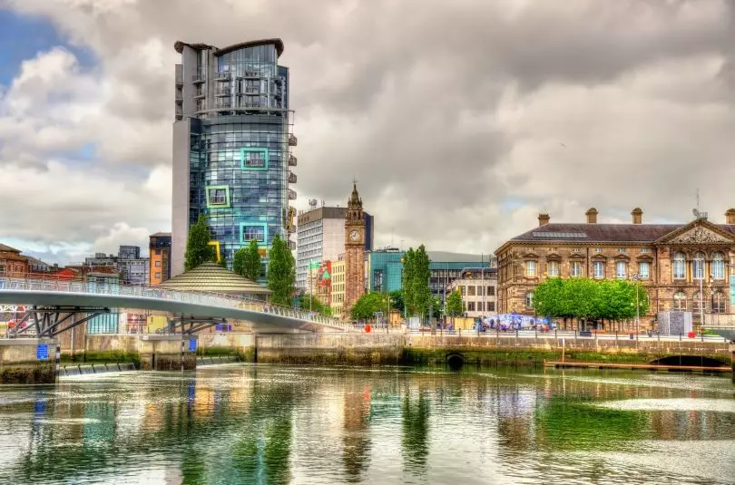 Uitzicht op Belfast met de rivier de Logan. Afbeelding met dank aan [Adobe Stock](https://stock.adobe.com/uk)