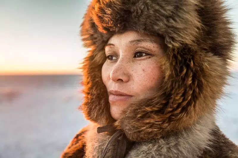 Fotografie commoventi che raccontano la storia di Lena, una Nenets nomade mentre si prepara a partorire