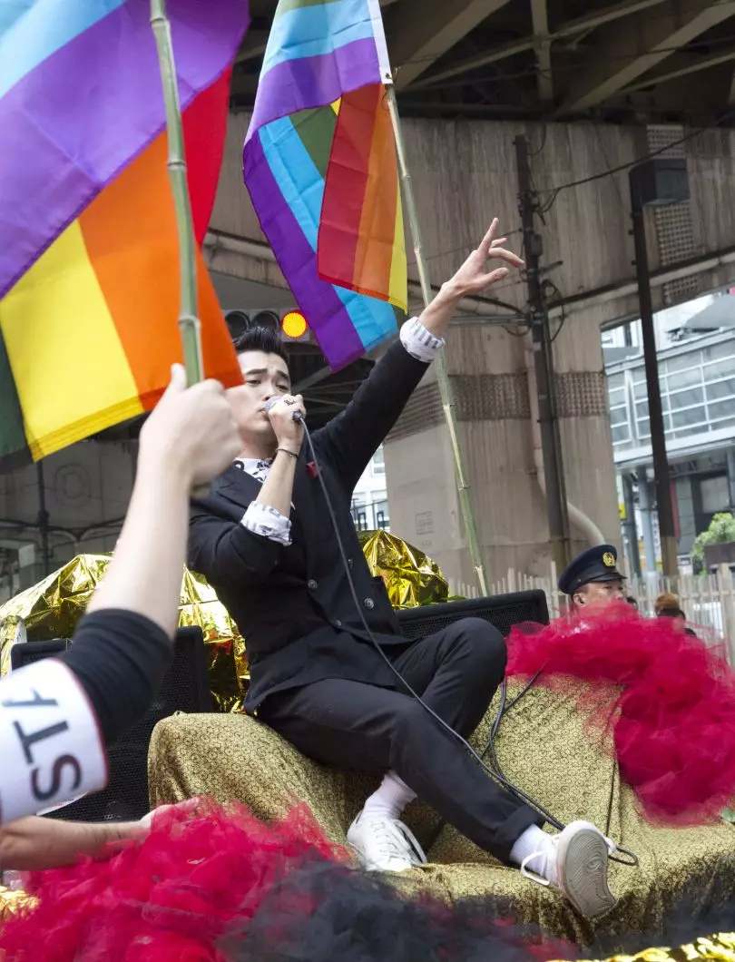 Shingo saka Apotheke singing saka float timbal ing Kansai Rainbow Parade, Copyright © 2017 dening Michel Delsol, Originally muncul ing Edges of the Rainbow: LGBTQ Japan, diterbitake dening The New Press.