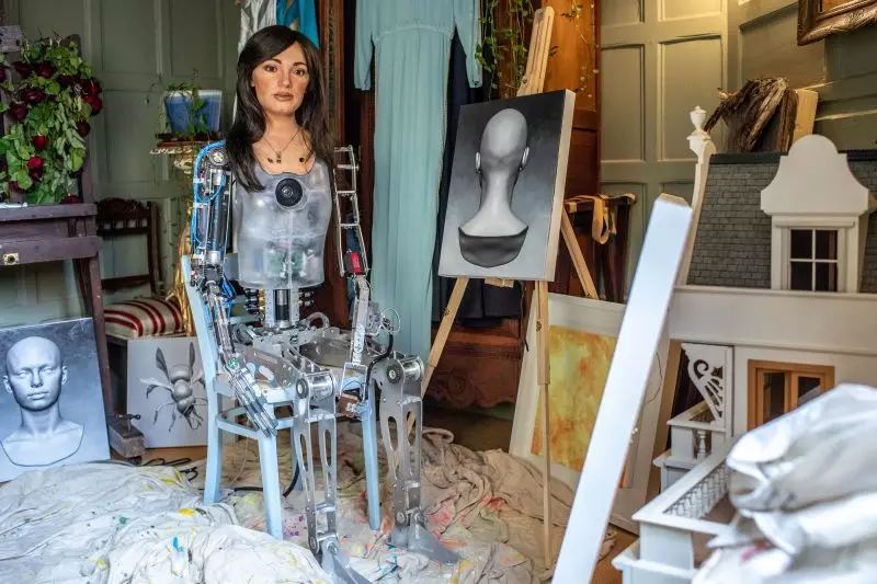 Njihuni me Ai-Da - artisti i parë robot në botë, i aftë të tërheqë njerëzit nga jeta