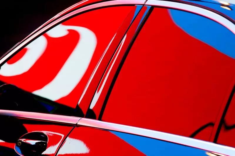 Fotografias de Nick Turpin de carros brilhantes refletindo os anúncios bem iluminados de Piccadilly Circus