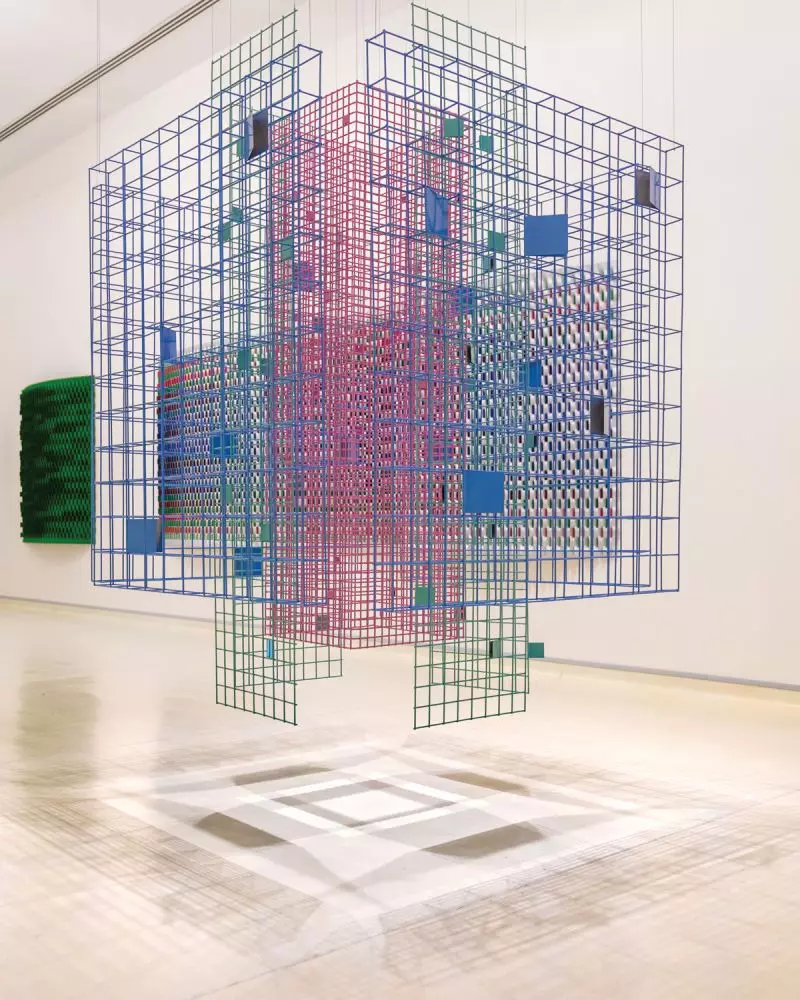 Rashid Khalifa erkundet die Schönheit von strukturierten Schatten und Licht, die durch polychromatische Metallstrukturen geworfen werden