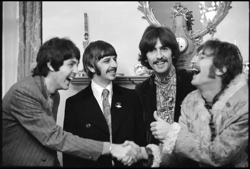 Linda McCartney (1941–1998) The Beatles sa tahanan ni Brian Epstein sa Belgravia sa paglulunsad ni Sgt. Ang Lonely Hearts Club Band ng Pepper. London, 1967 Bromide print © 1967 Paul McCartney / Photographer: Linda McCartney