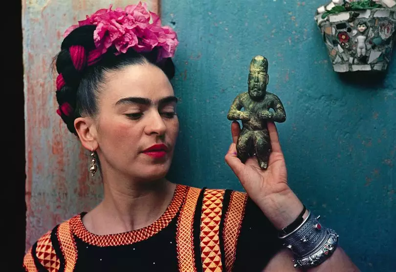 Frida Kahlo s figuricom Olmeka, 1939., fotografija Nickolasa Muraya © Nickolas Muray Arhiva fotografija